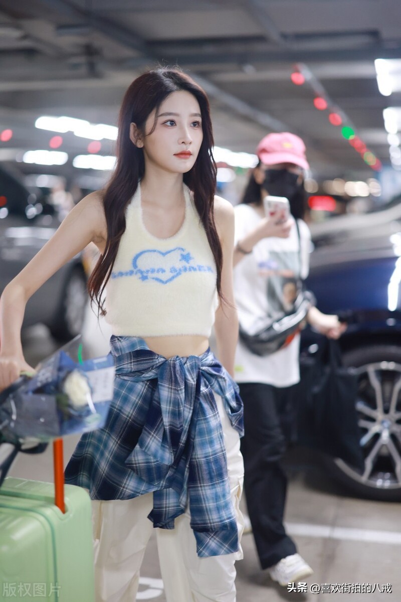 SNH48 member Zhou Shiyu appeared at Shanghai Airport in a gentle and ...