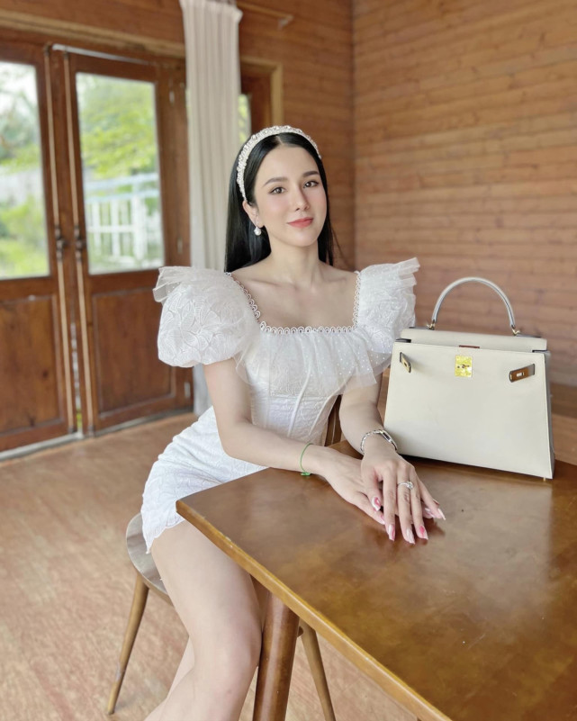 Ye Linying's style changed from exposure and "dust" to doll-like slender style - iNEWS