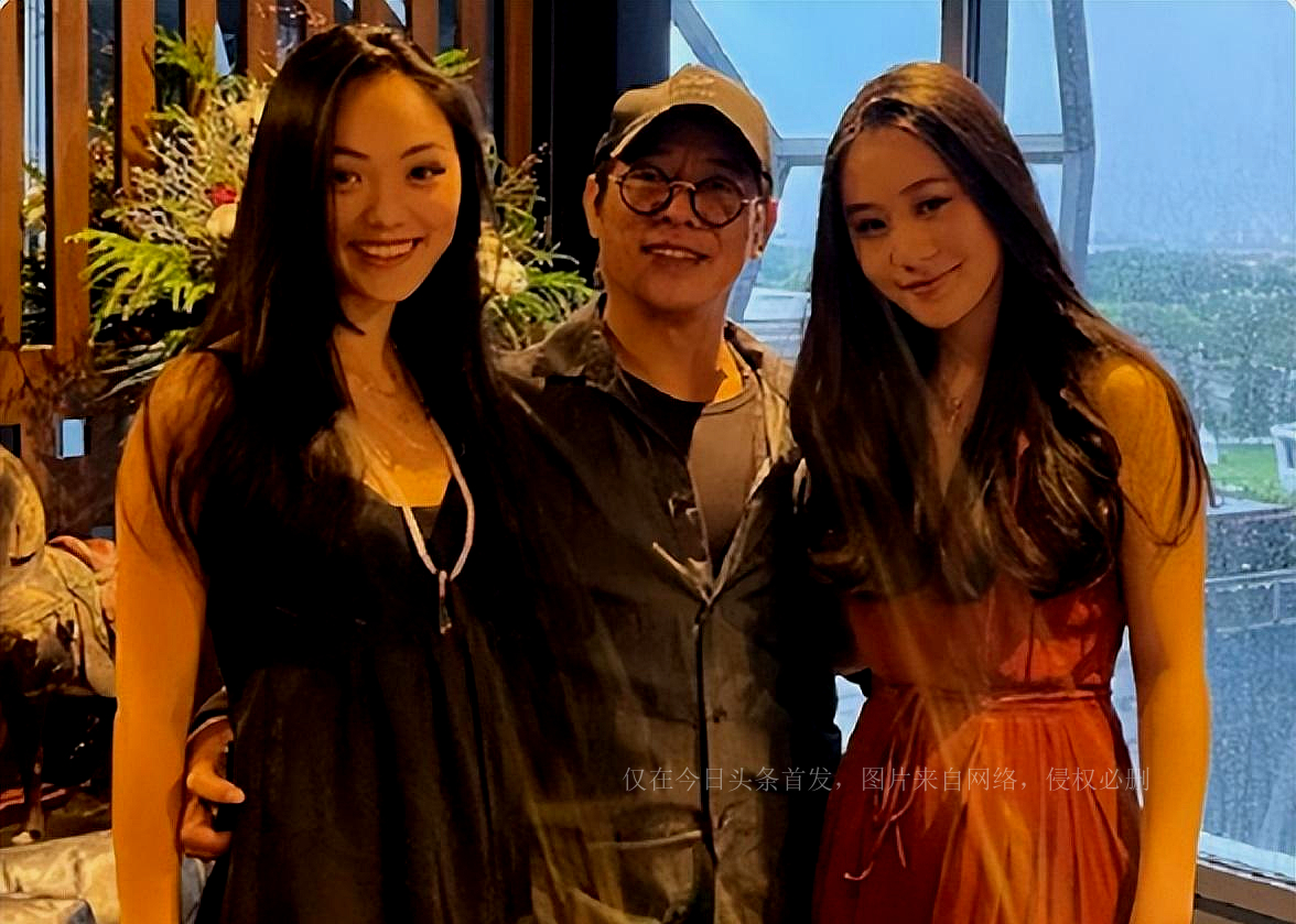 Jet Li and his family made a rare appearance, Li Zhi hugged her husband ...