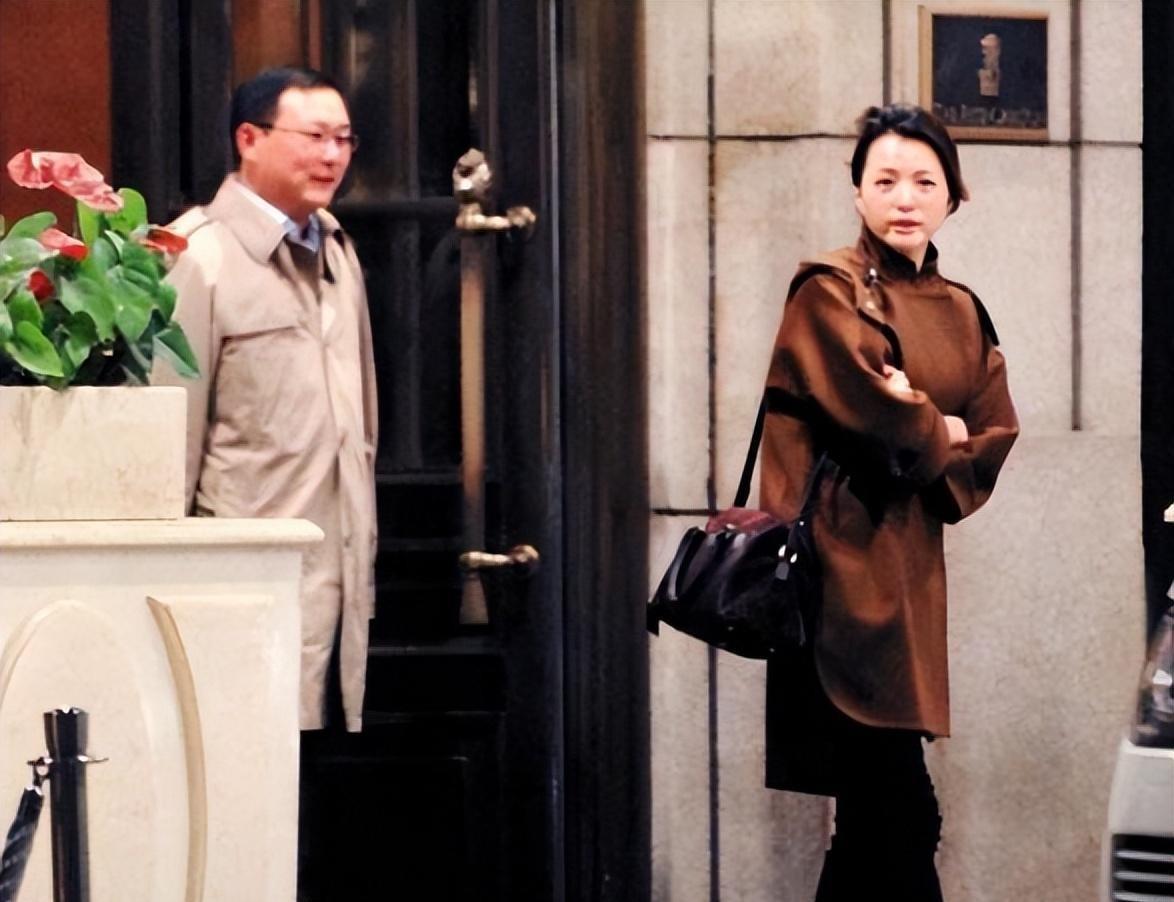 Dong Qing's family makes a rare appearance. At the age of 49, she is ...