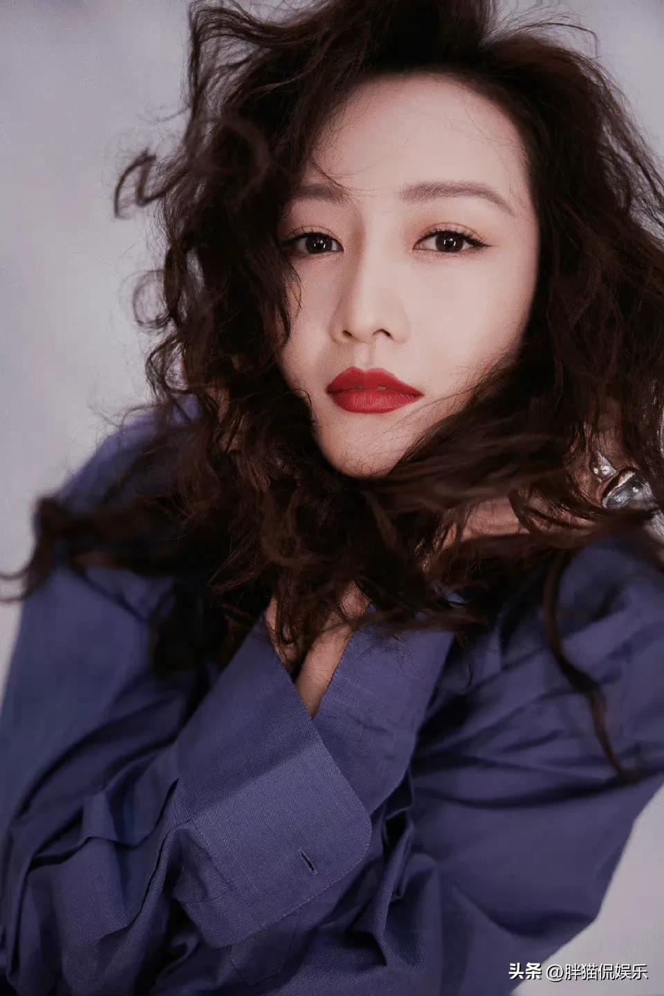 Wang Ou in a dark shirt with fluffy curly hair inadvertently reveals ...