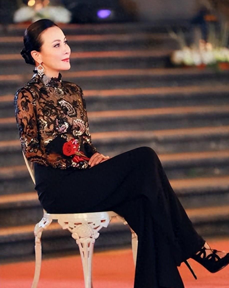 Carina Lau's "indecent photos" were exposed, causing a riot in Hong Kong's entertainment ...