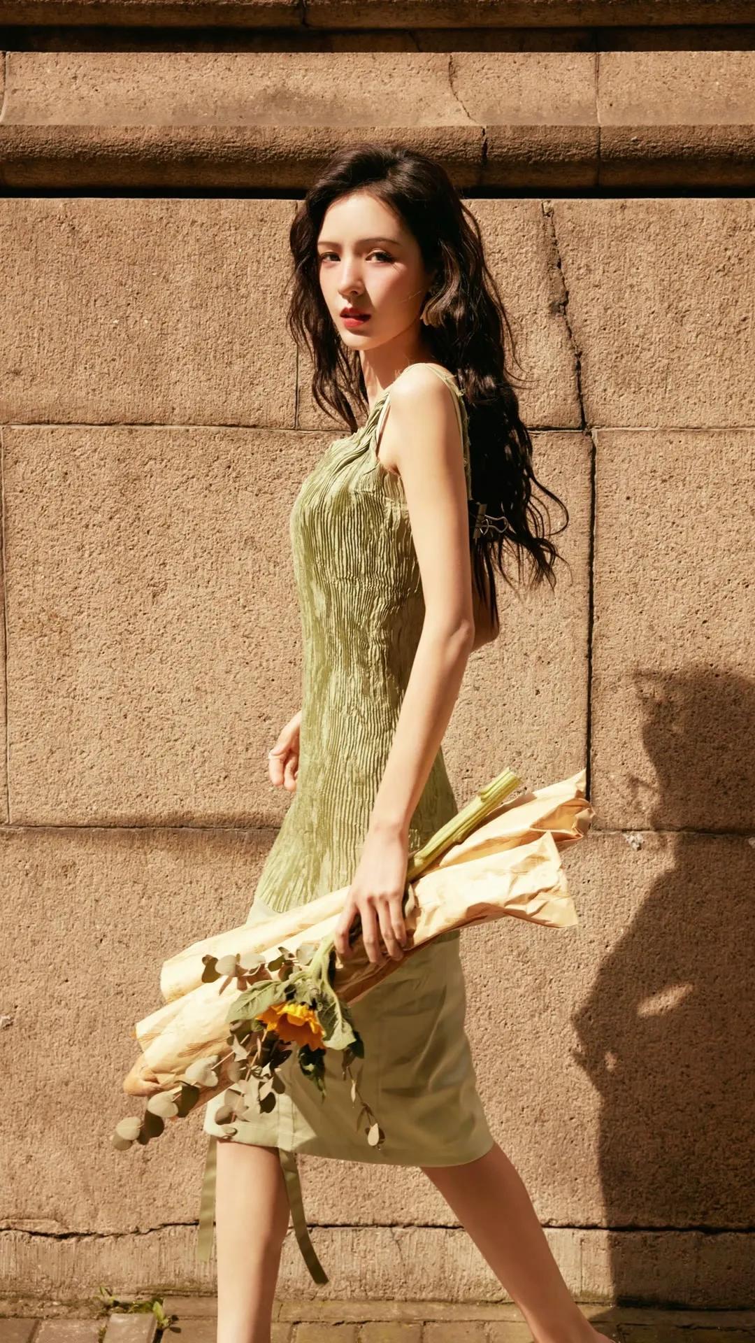 Zhang Yuxi, how many people are fascinated by a red dress - iNEWS