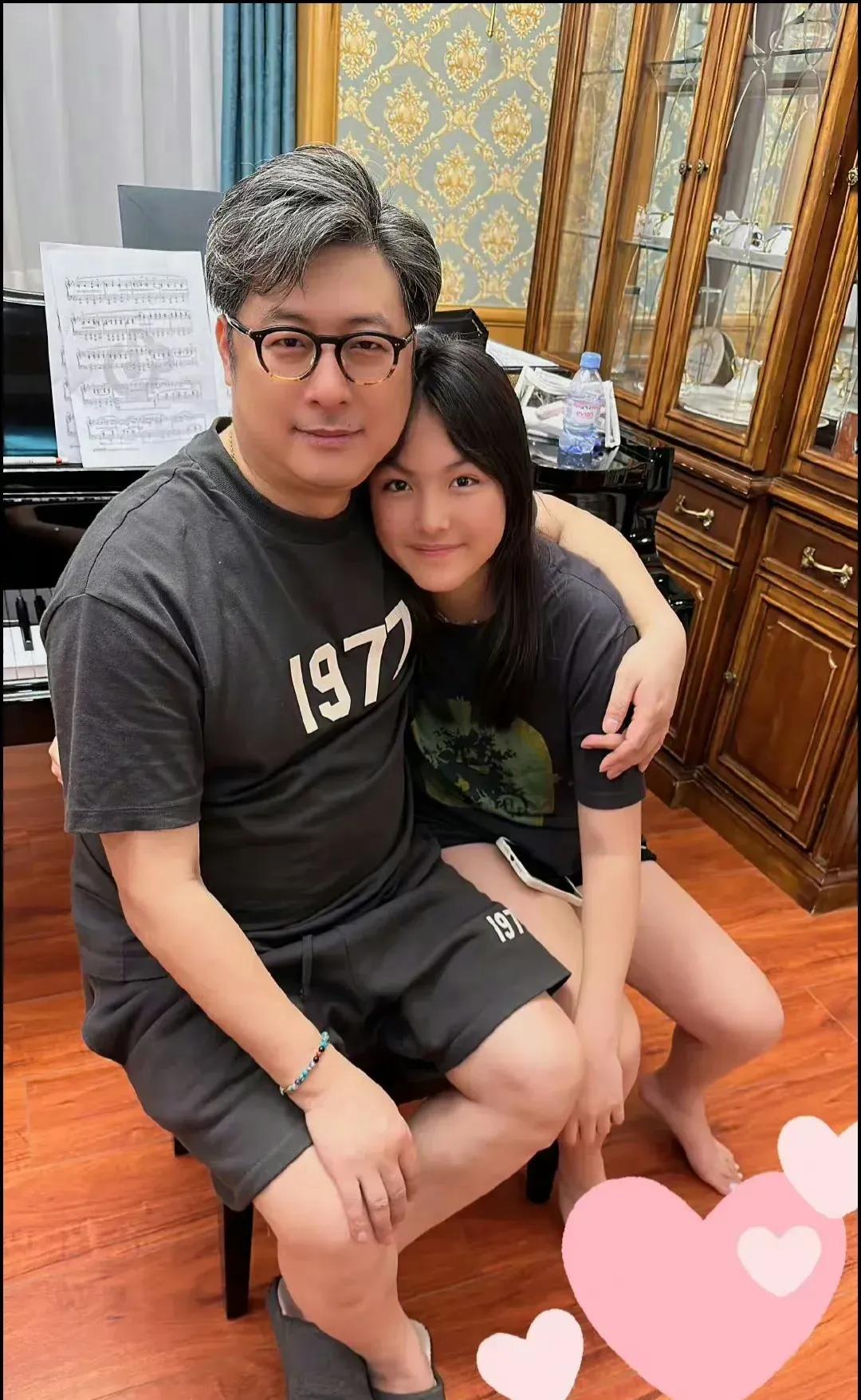 Wang Yuelun cooks a big meal for his daughter, Wang Shiling's simple T ...