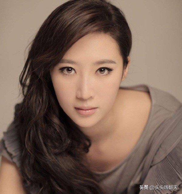 Zhao Zihui's long legs are eye-catching and her gestures are ...