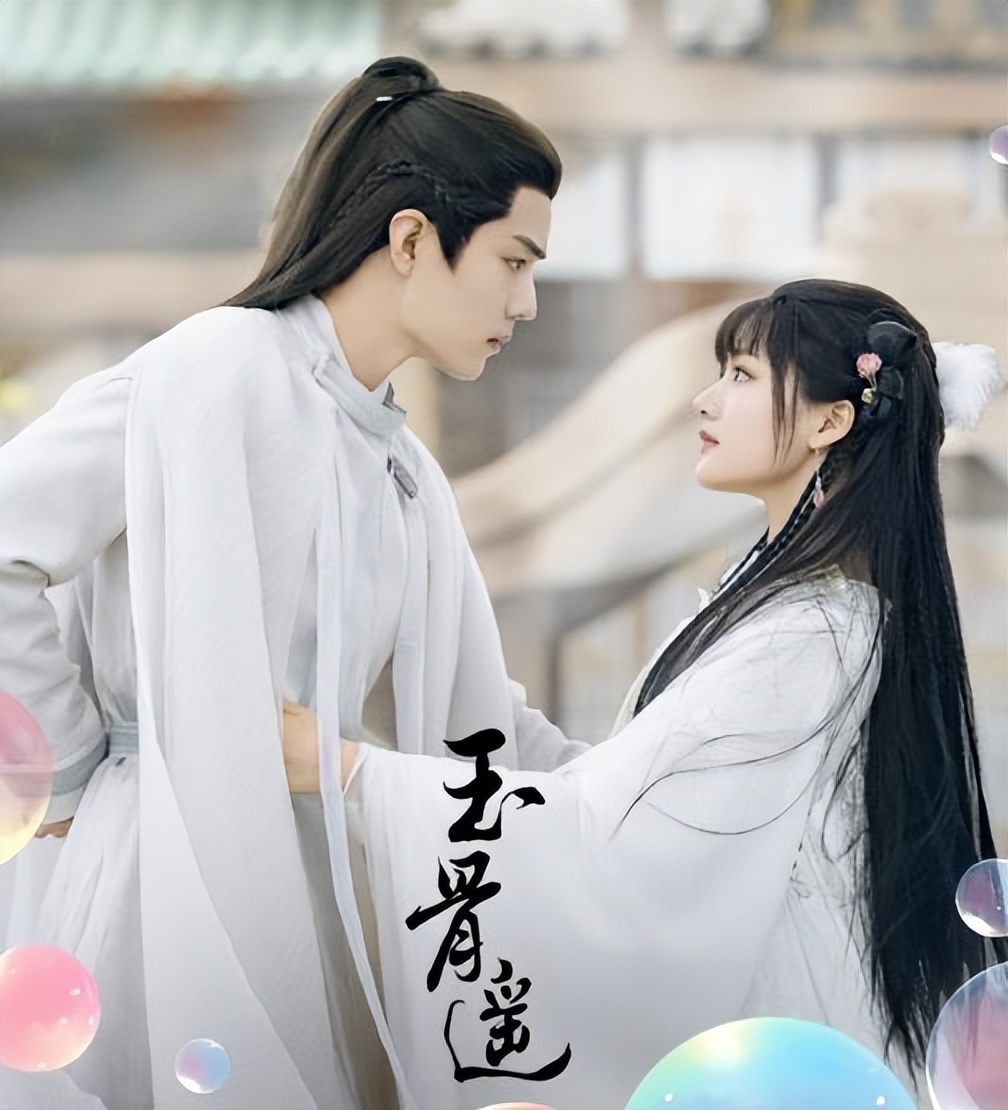 Xiao Zhan pretends to embrace Ren Min? Sitting on the suitcase and ...