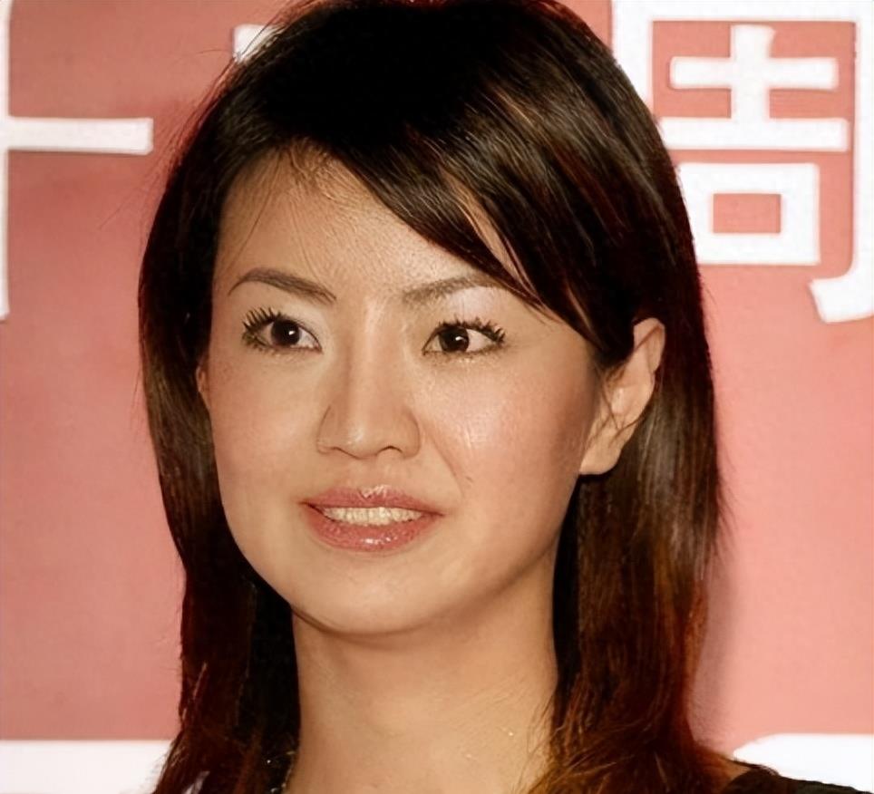 She was once the most beautiful host on CCTV. She lived with Sa Beining ...