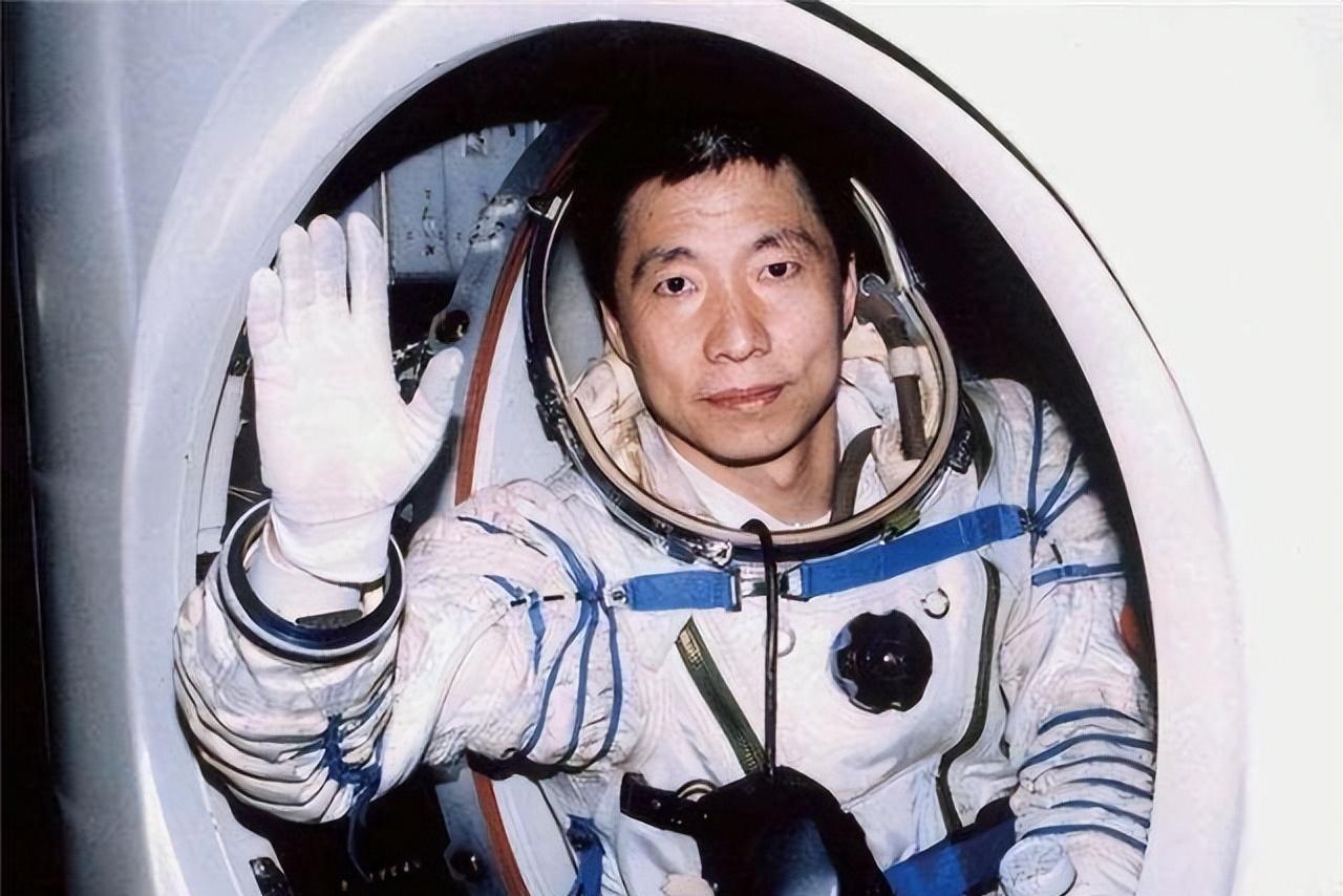 In 2003, Yang Liwei heard a "knock on the door" in space, and the ...