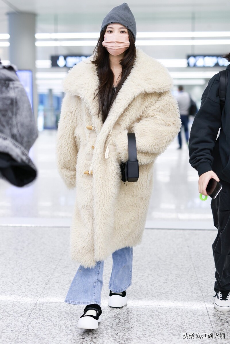 Yi Yang Qianxi Zhou Dongyu and Lin update the ancient costume Zhou Shen ...