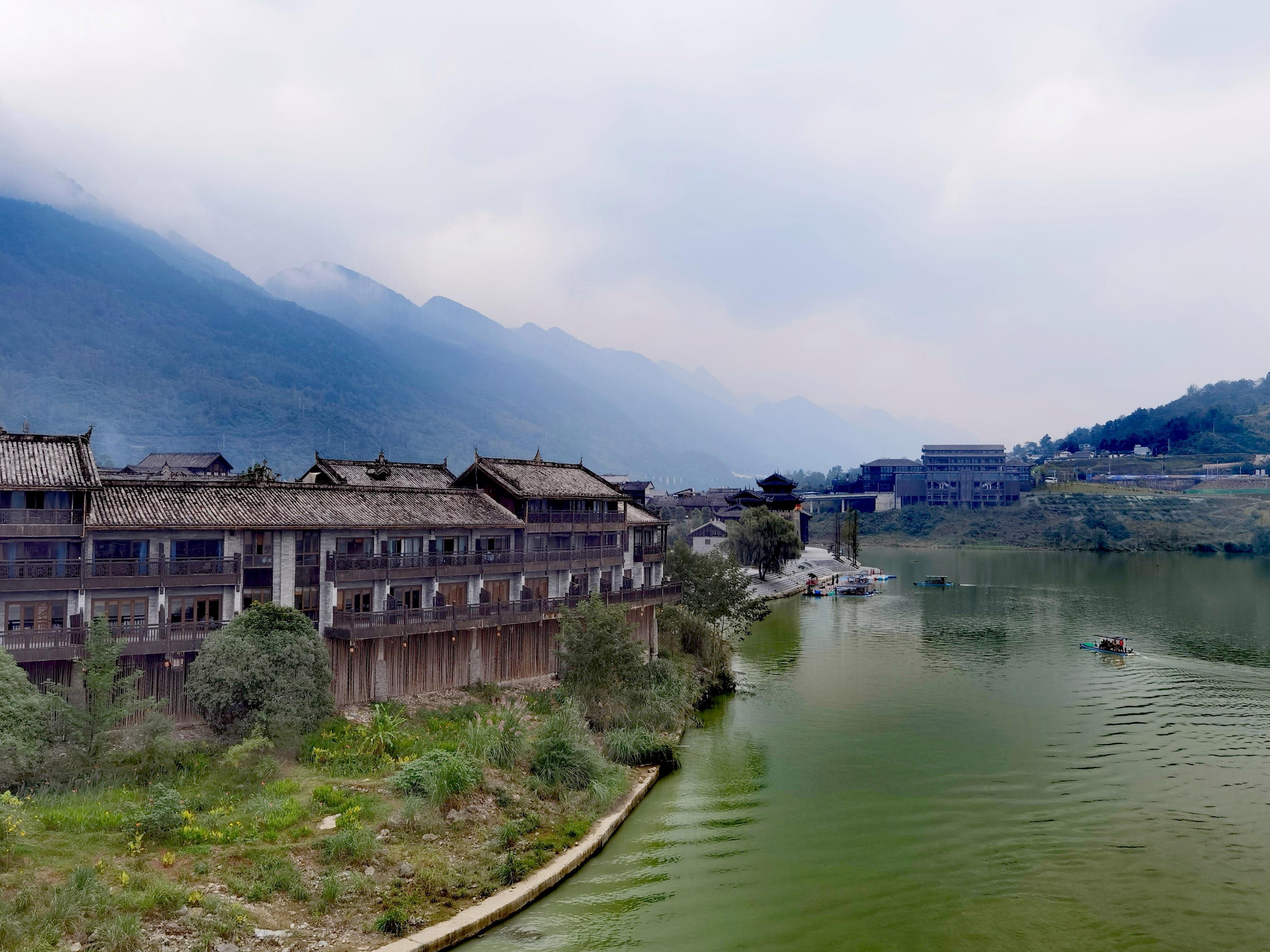 In the Zhuoshui of the Qianjiang River in Chongqing, the Wang family ...