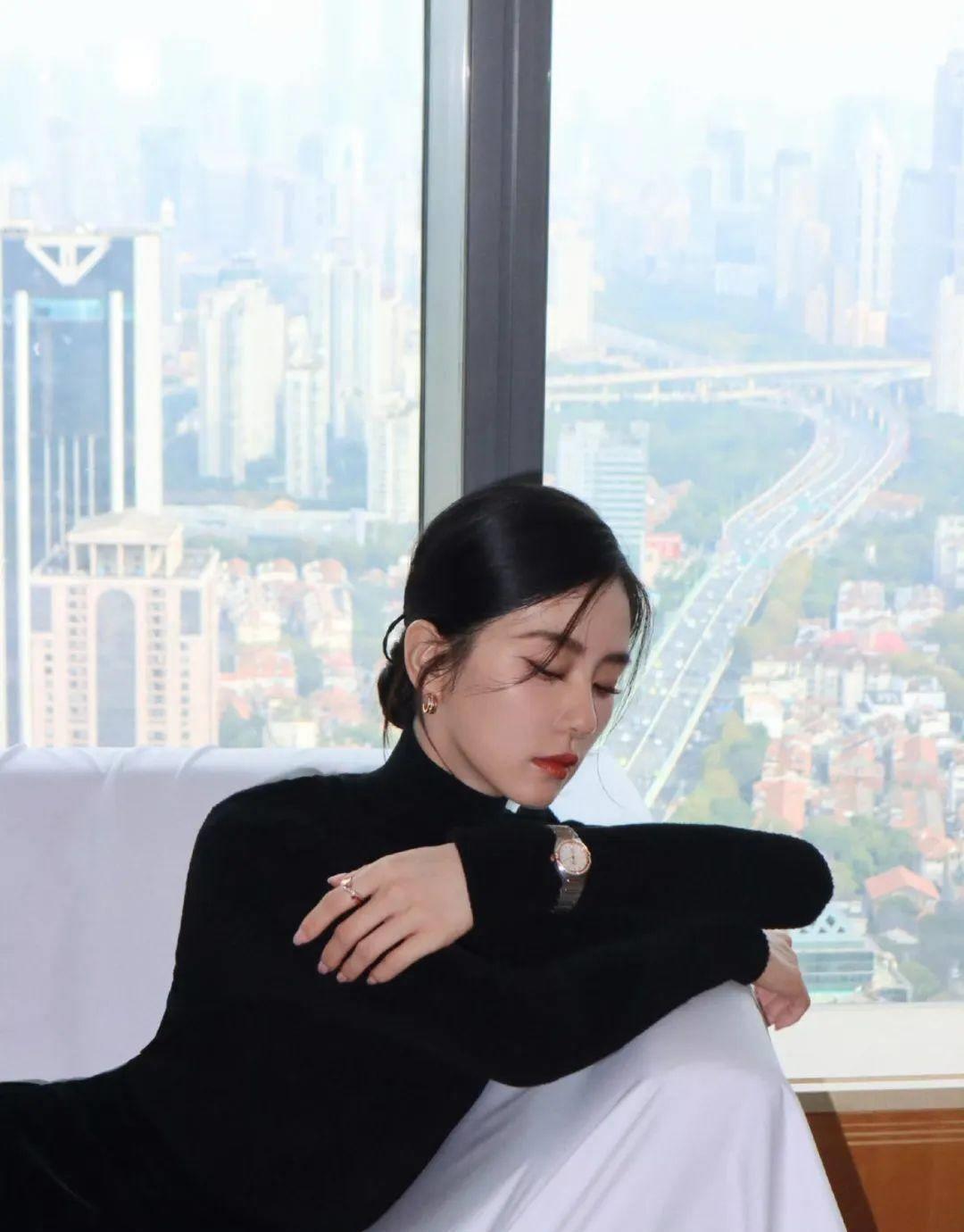Stunning appearance! Liu Shishi wears a black turtleneck, and her high ...