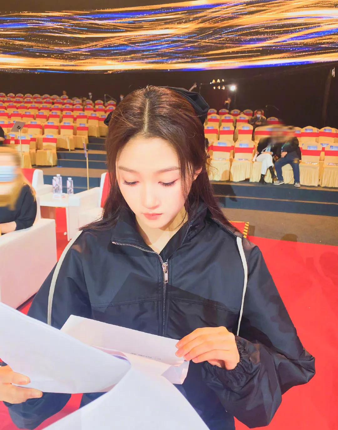 Guan Xiaotong's recent outfits - iNEWS