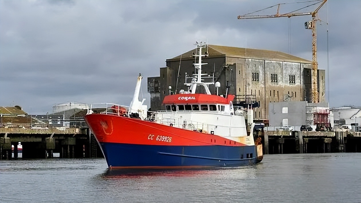 A super-large container ship collided with a fishing boat, a 6×1 meter ...