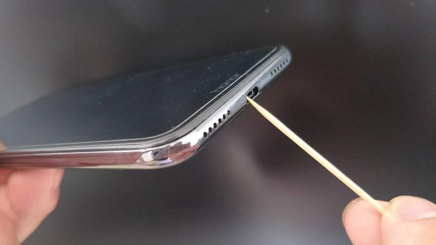 Inserting a toothpick into the charging port of the mobile phone is ...