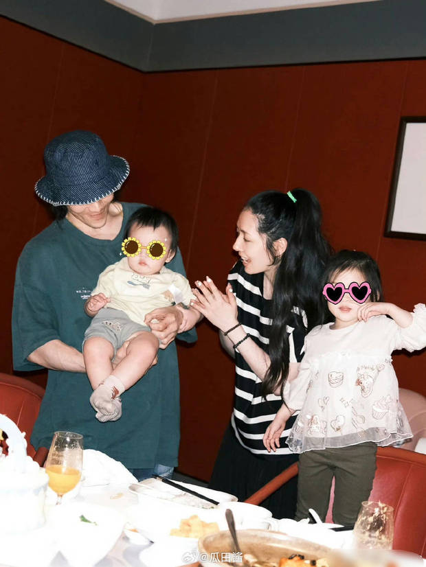 Xiang Zuozhai's family portrait of four and Guo Biting hugging their ...