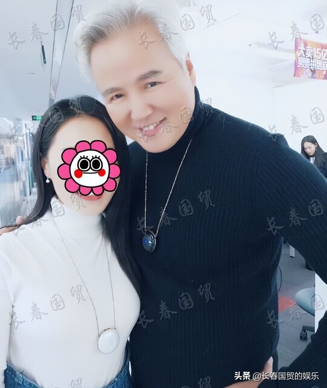 Zhang Ting's husband took a group photo with the long-haired woman ...