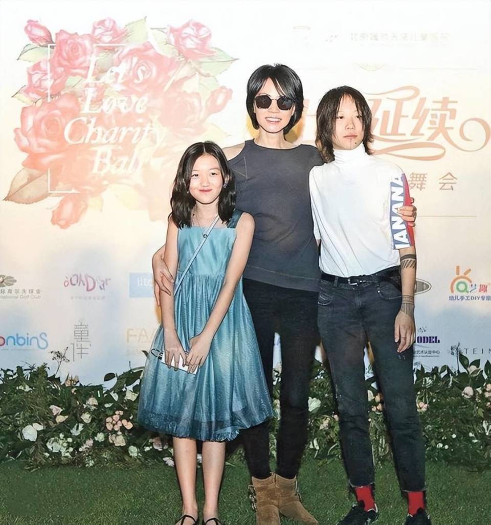 There is a preference for the two daughters named Faye Wong! God kissed the younger daughter's ...