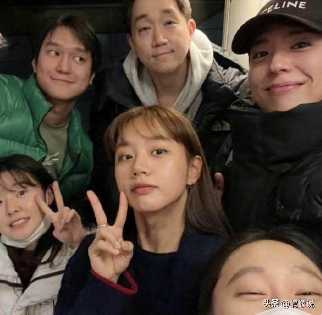 [Please answer 1988] Dinner!Li Huili and Liu Junyeol didn't sit ...