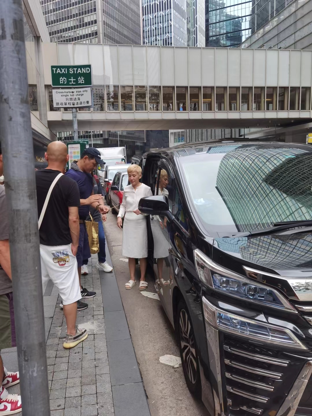 58-year-old Wu Junru appeared on the street, dyed blonde hair to look ...