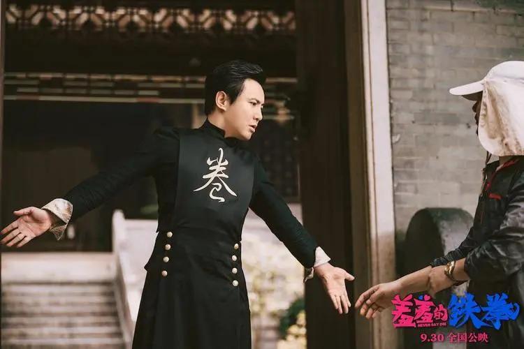 Fake punch scandal, gender contrast, seemingly unreliable comedy ...