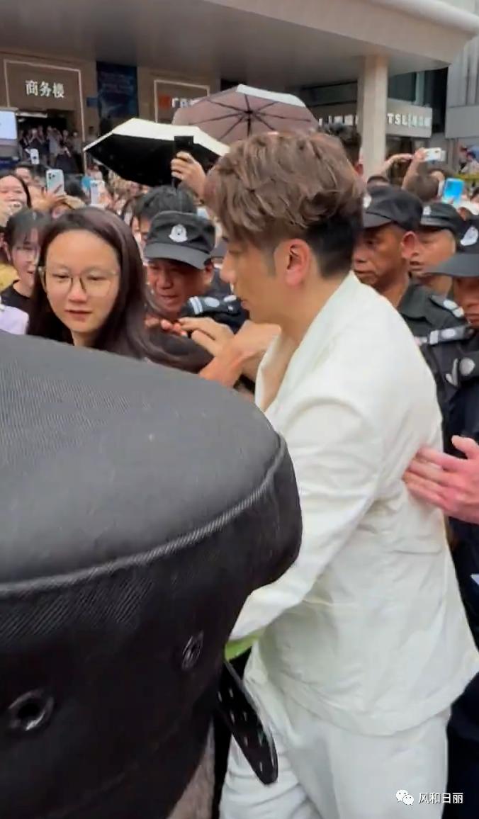 43-year-old Wu Zhuoxi was mistakenly called Lin Feng, smiled awkwardly ...