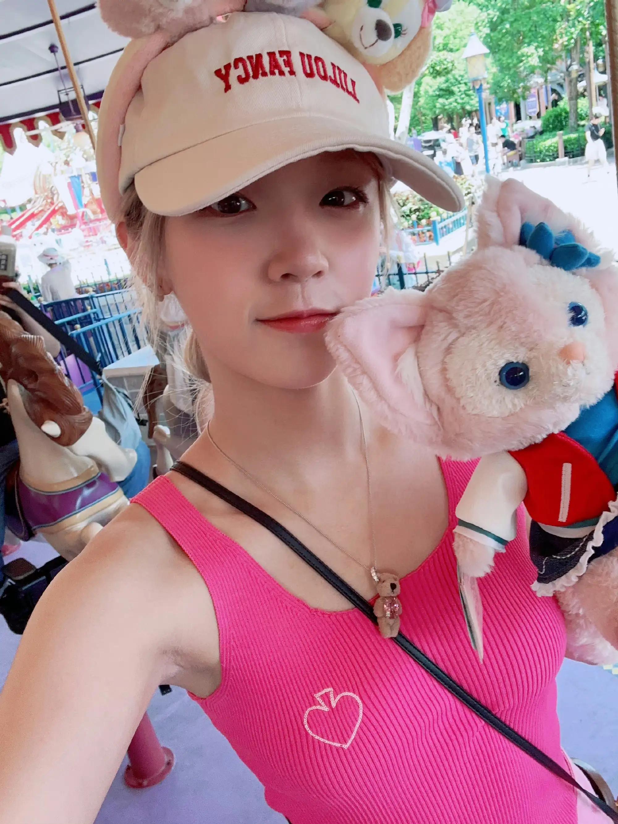 Song Yuqi came to Hong Kong Disneyland, dressed in pink and tender, so ...