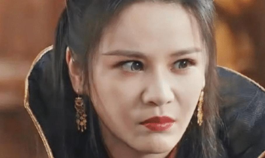 When the silicone face was mixed into the costume drama, the ...