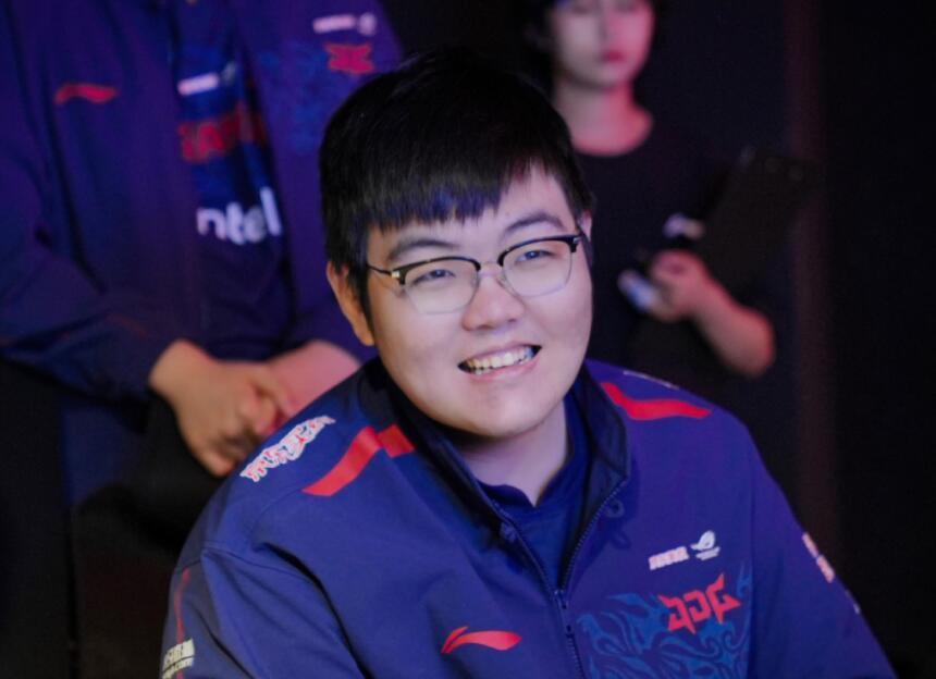 369直播時口誤，把faker叫成大飛，急忙改口稱對方是自己的偶像 - 頭條匯