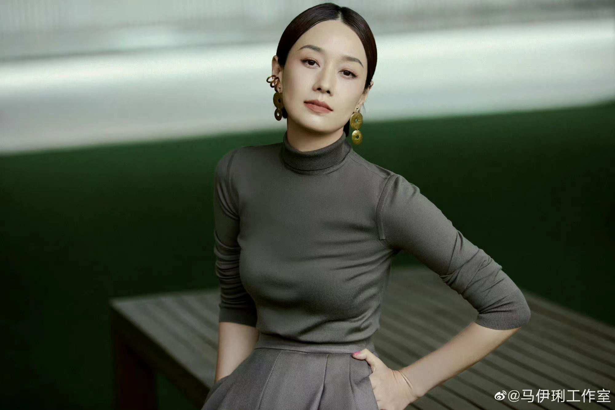 Ma Yili finally changed her hairstyle, with short mid-length hair and a ...