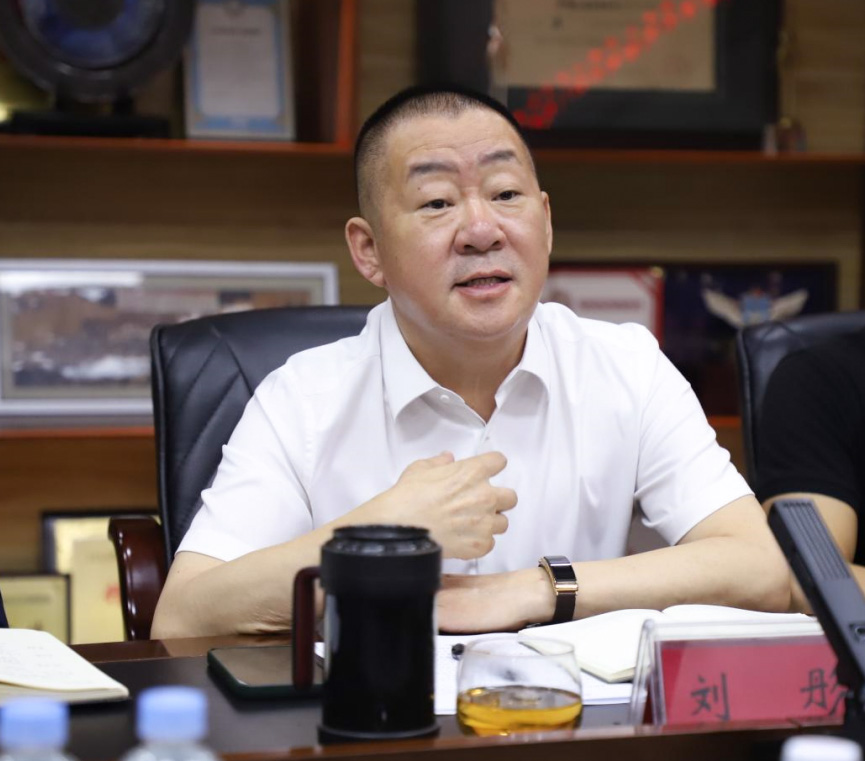 Mr. Wang Kang, a famous tenor singer, was hired as a signed artist of ...