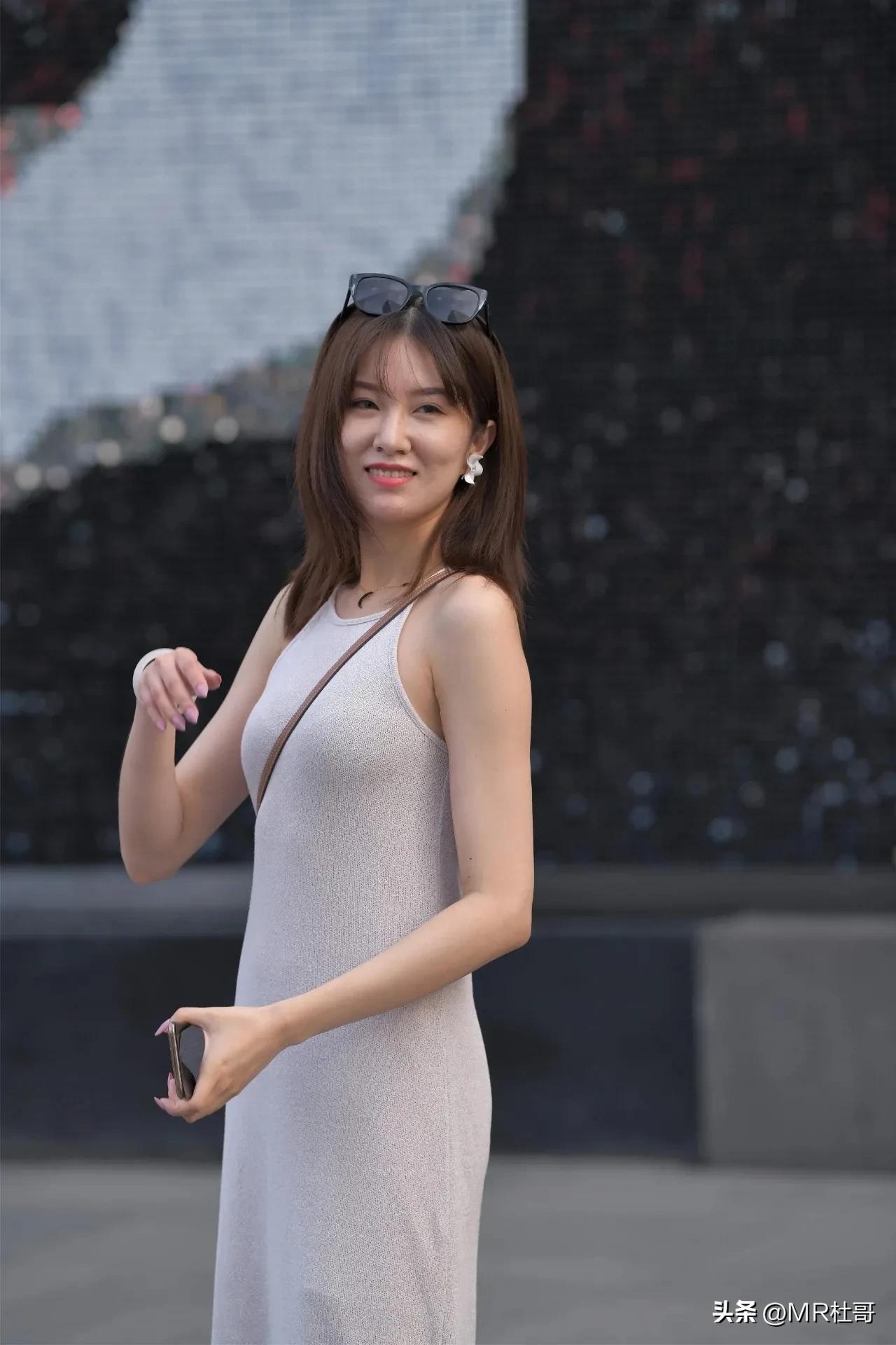 Street Snap 116: Beautiful Girl Walking - iNEWS