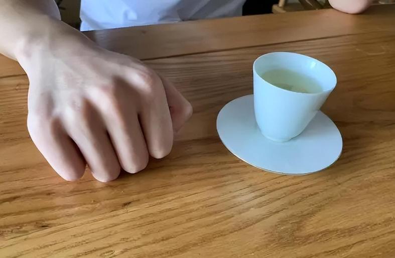 What does it mean when someone knocks on the table when pouring wine ...