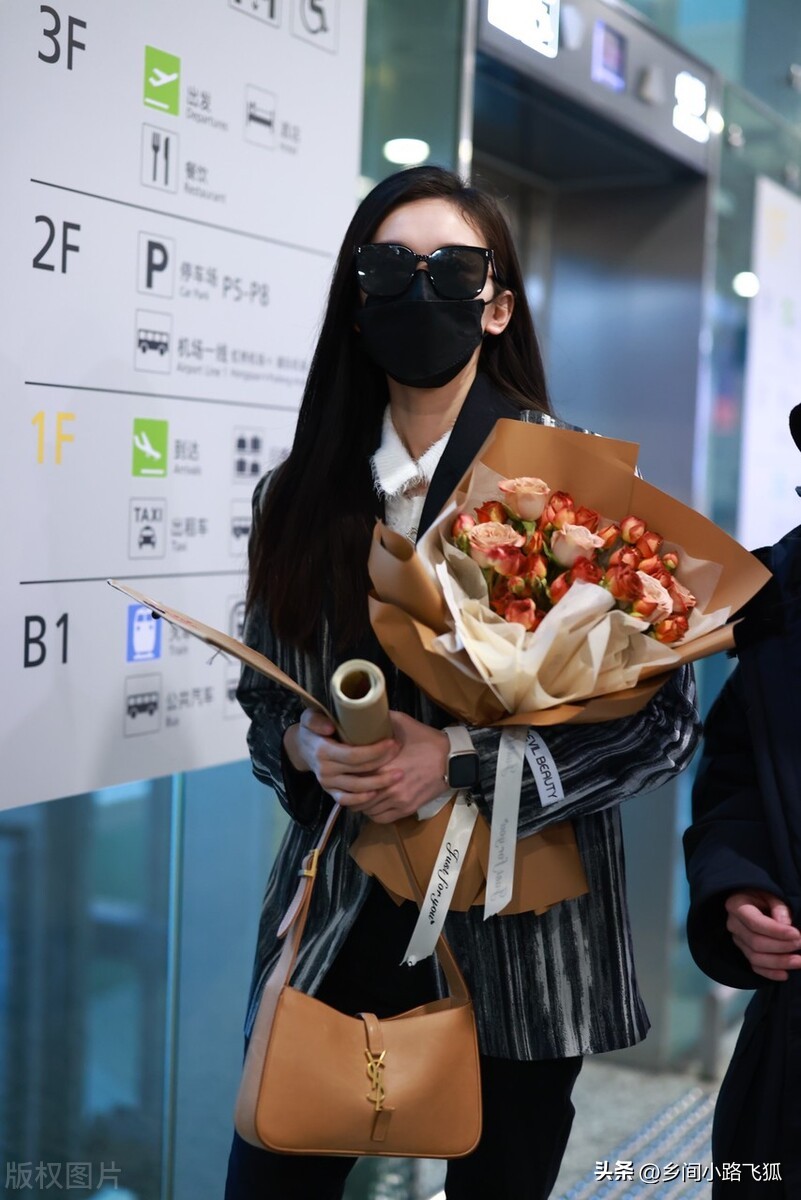 Liu Lingzi appeared at the Shanghai airport, and the popularity of fans ...