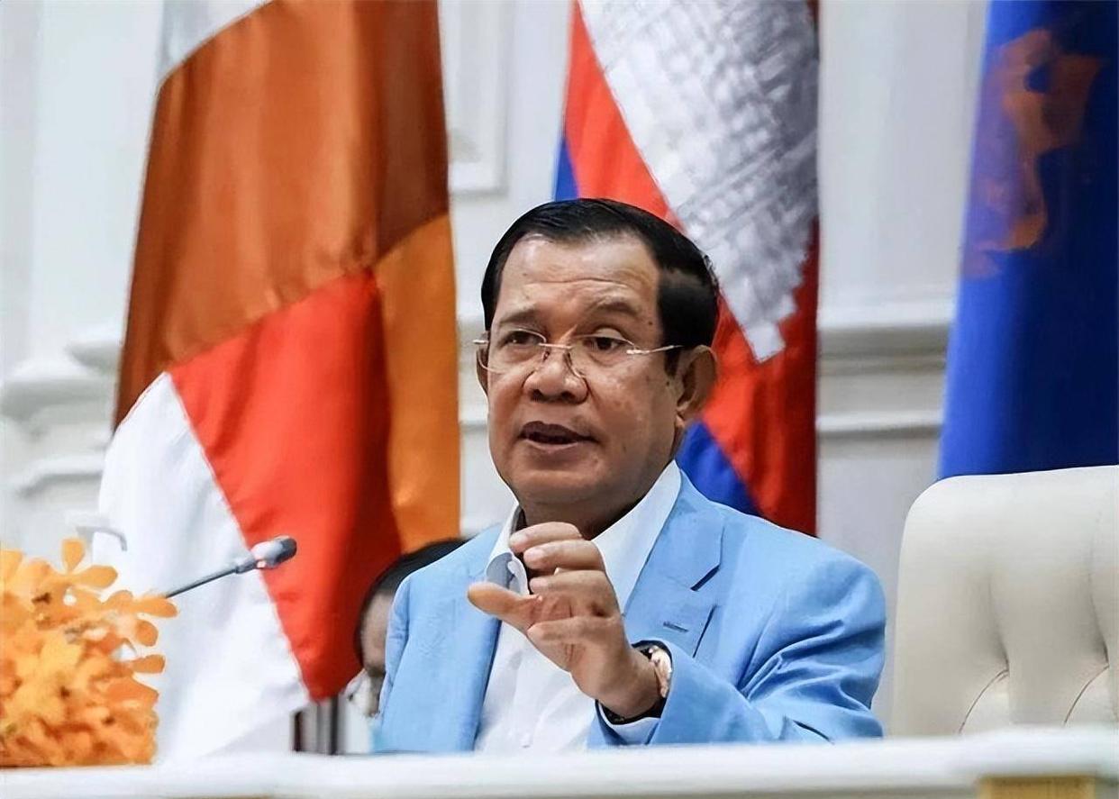 The Prime Minister of Cambodia ordered 200 artillery pieces to be arrayed on the border, and the ...