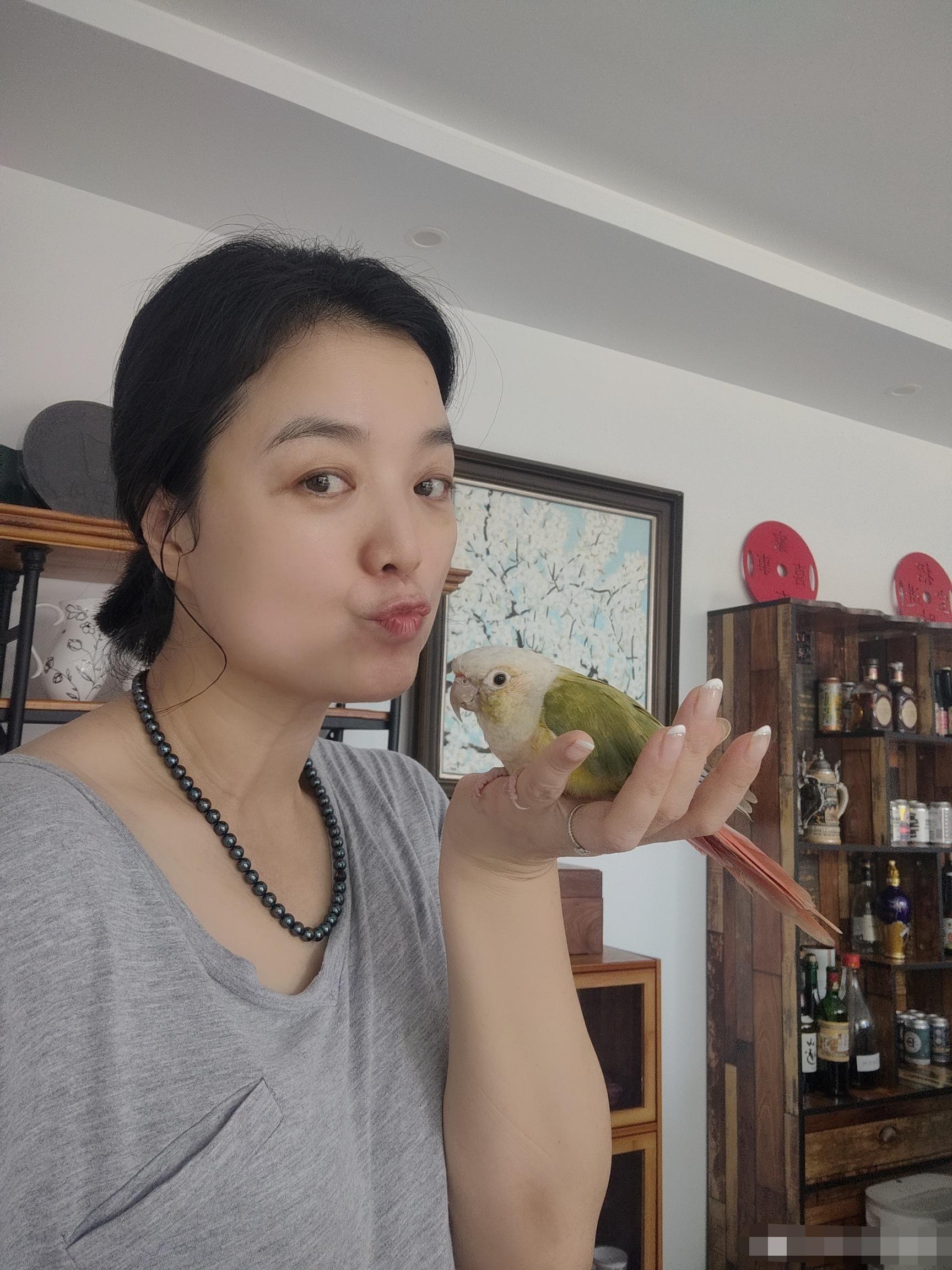 47-year-old Bai Xue rarely shows up with her 8-year-old husband!Sing on ...