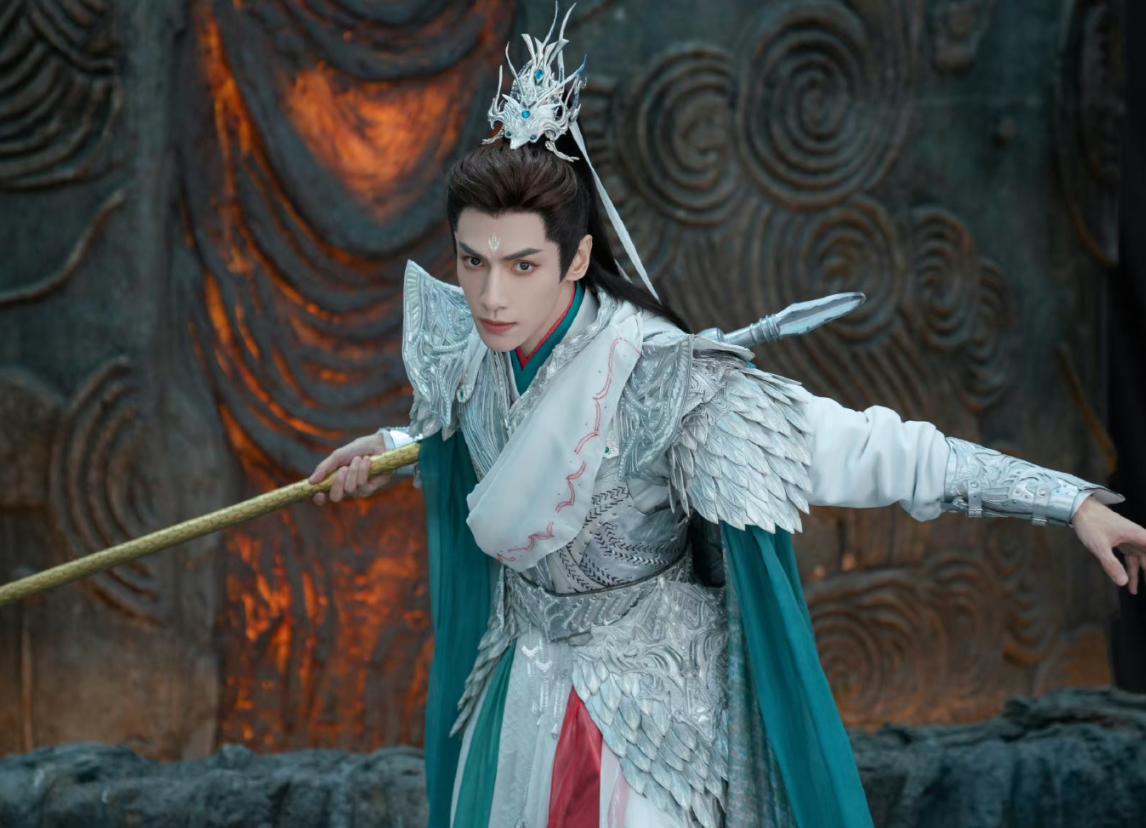 Fans brag about Luo Yunxi, dancing a 40-pound spear with one hand, even ...