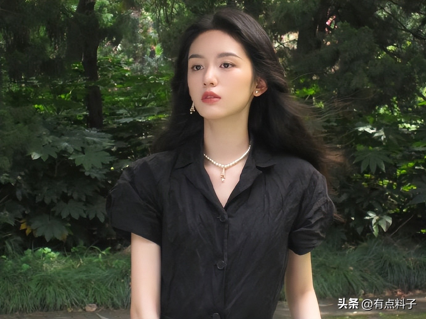 Zhou Ye's latest style is a large black dress with lazy long hair, and ...