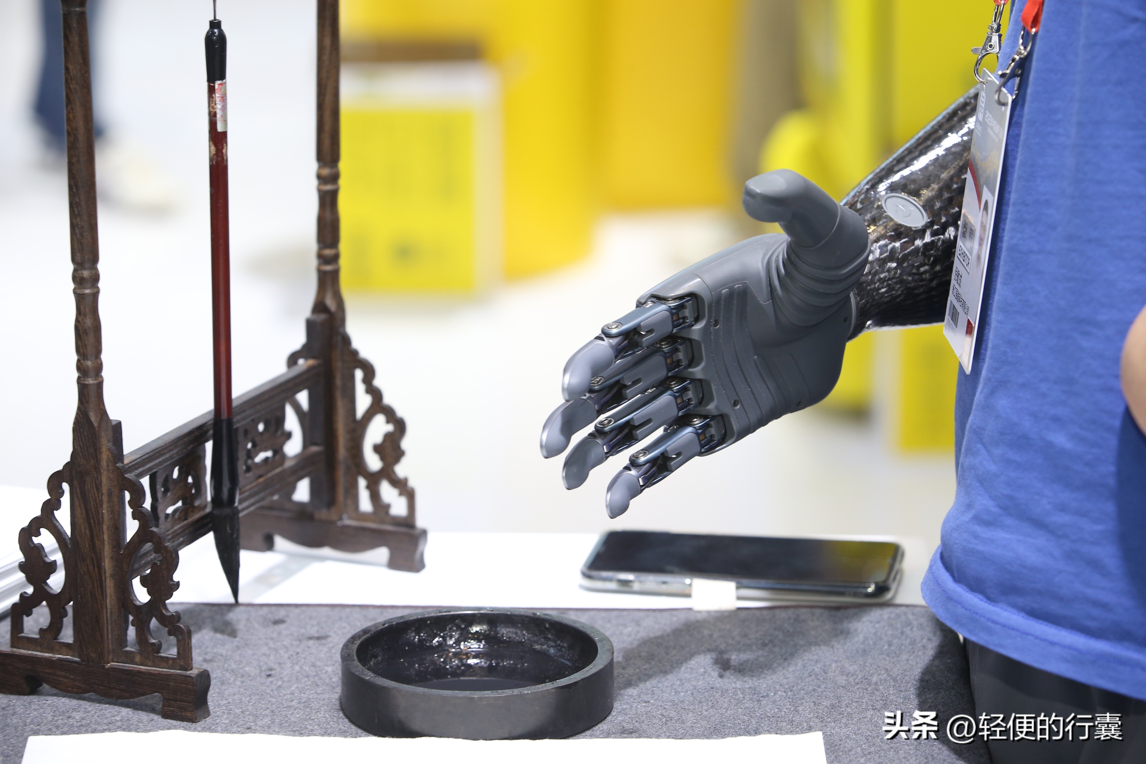 Command with "mind"! This smart bionic hand is powerful and can write ...