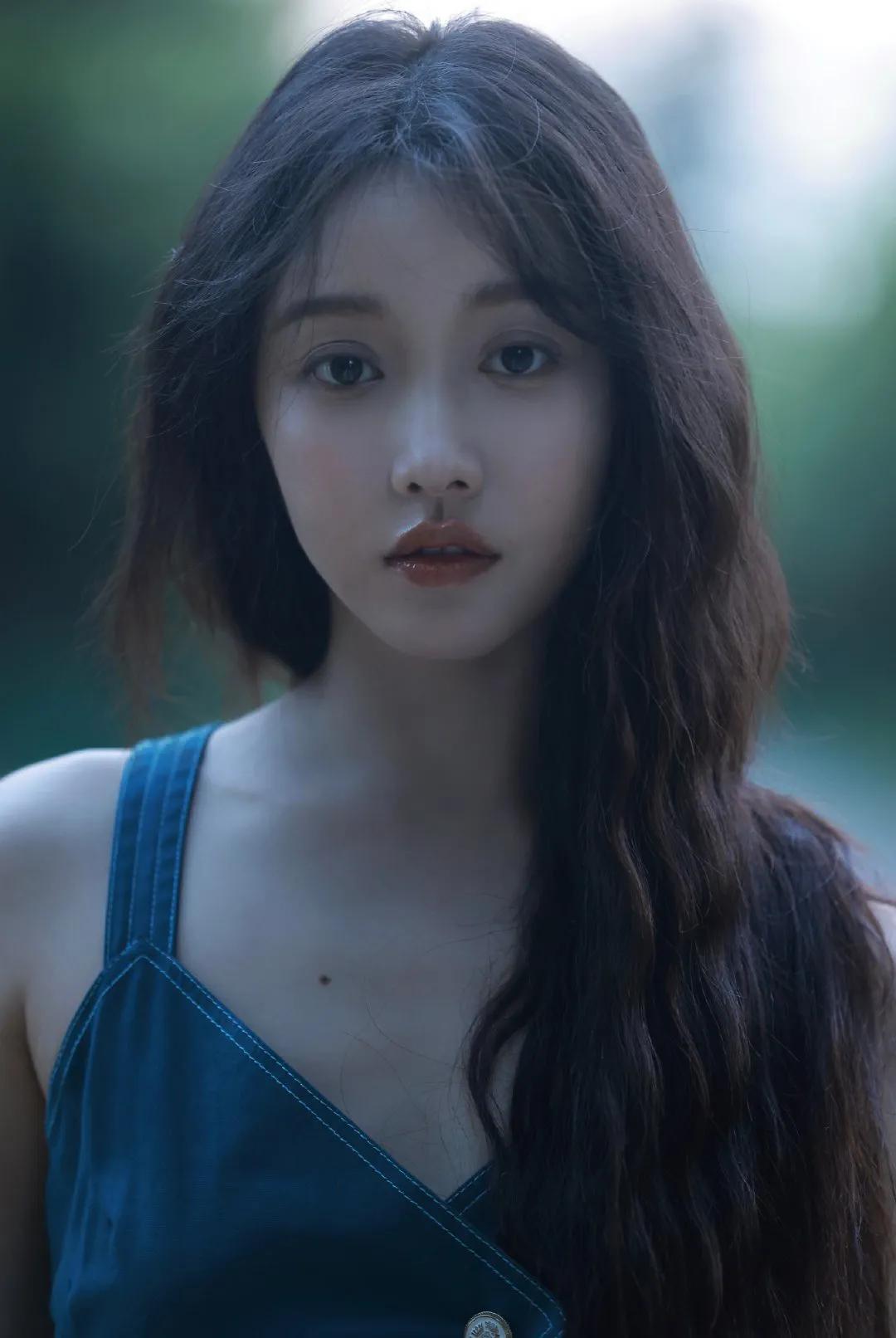 Jiang Zhenyu's Mori style photo, the off-season blue dress and red umbrella Mori style, creating ...