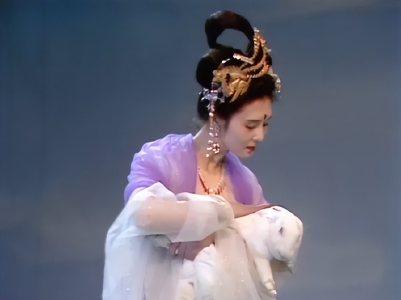 In the play, she is the unsurpassed Chang'e, and outside the play, she ...