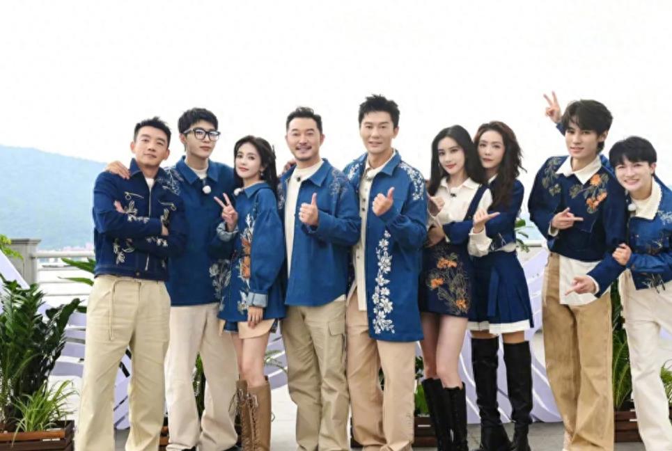 The "Running Man" group photo has an interesting position. Bailu and ...