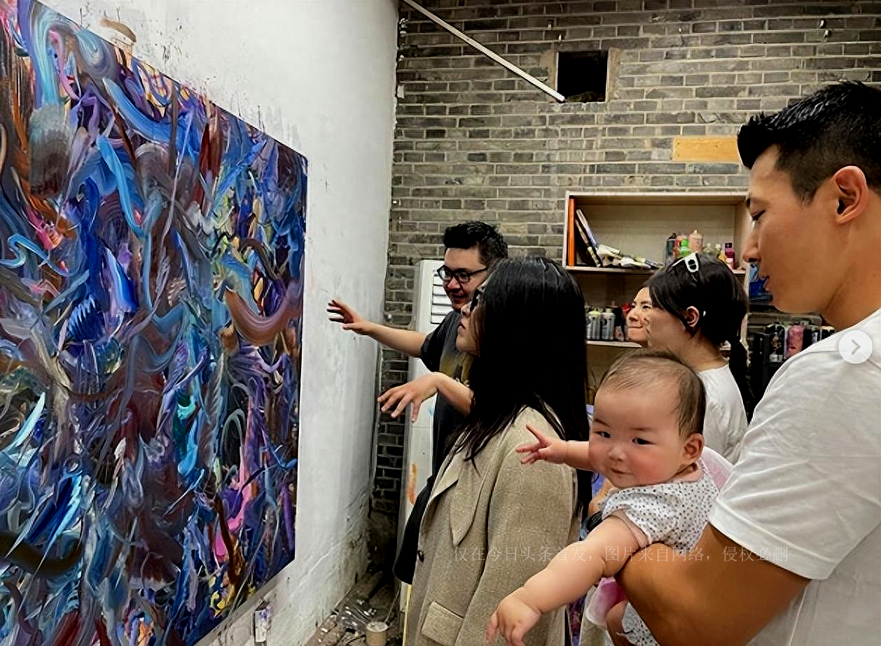 Zhu Zhusha, a family of three, shows off their happiness while ...