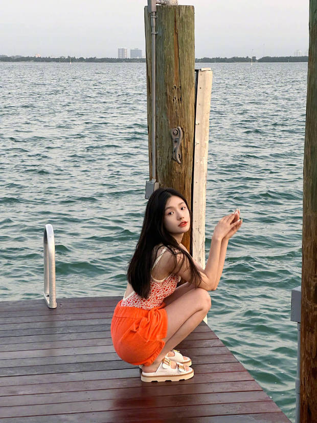 Lin Yun's beautiful legs and eye-catching swimwear on the beach - iNEWS