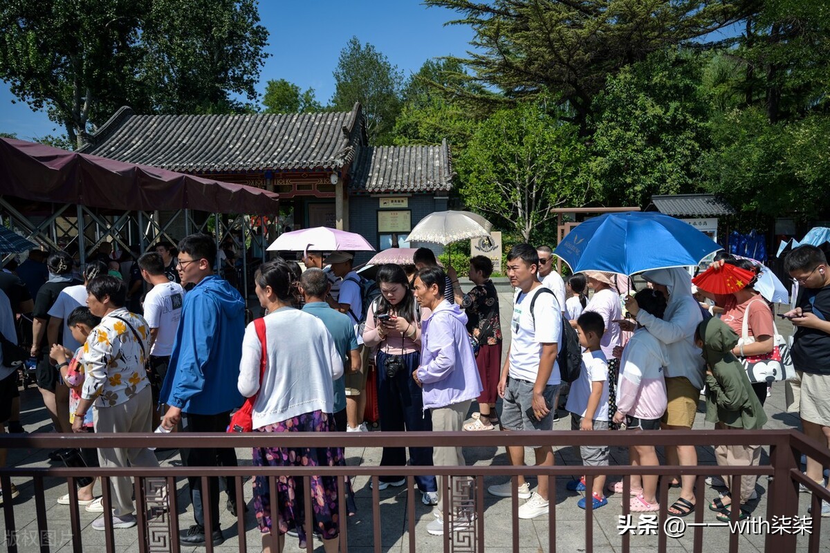 Jinan spring water is picturesque, tourists rush to watch it - iNEWS