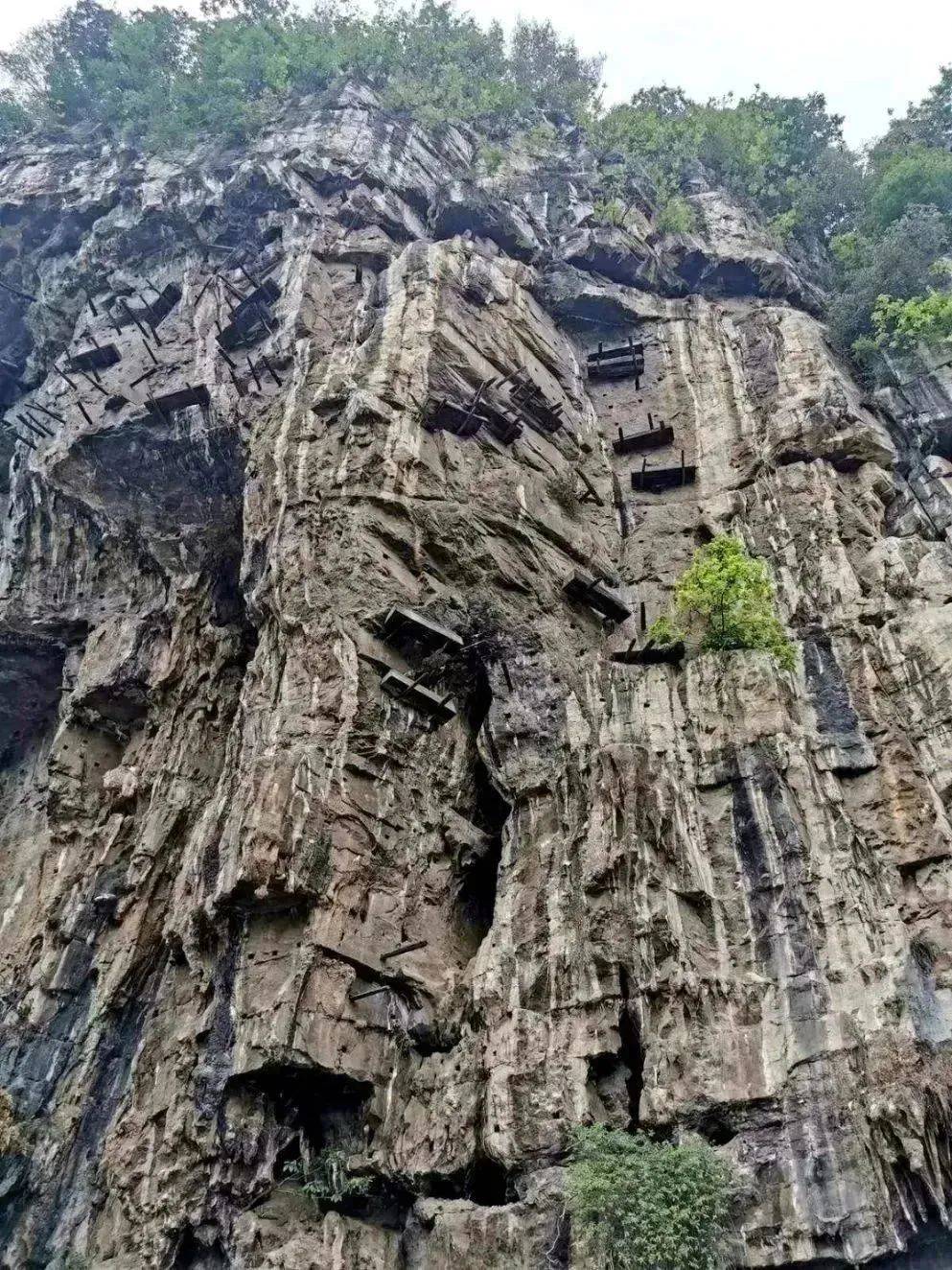 [History and Culture] Approaching the Hanging Coffins of the Bo People ...