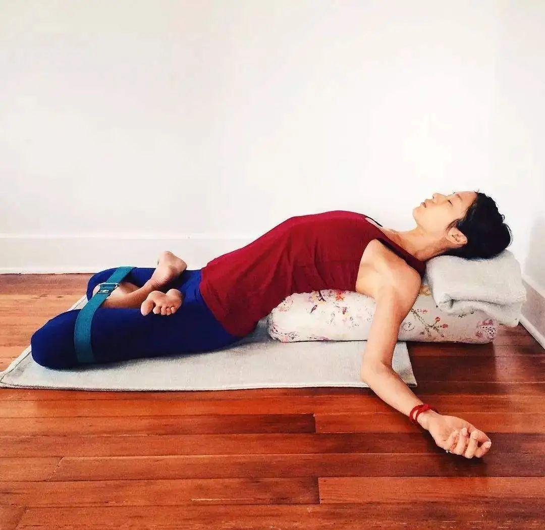 7 simple yoga movements to practice while lying down to deeply relax ...