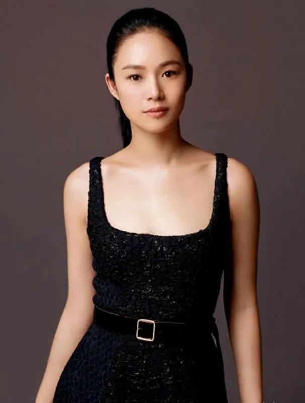 10 Female Celebrities With Flat Faces, But More and More - iNEWS