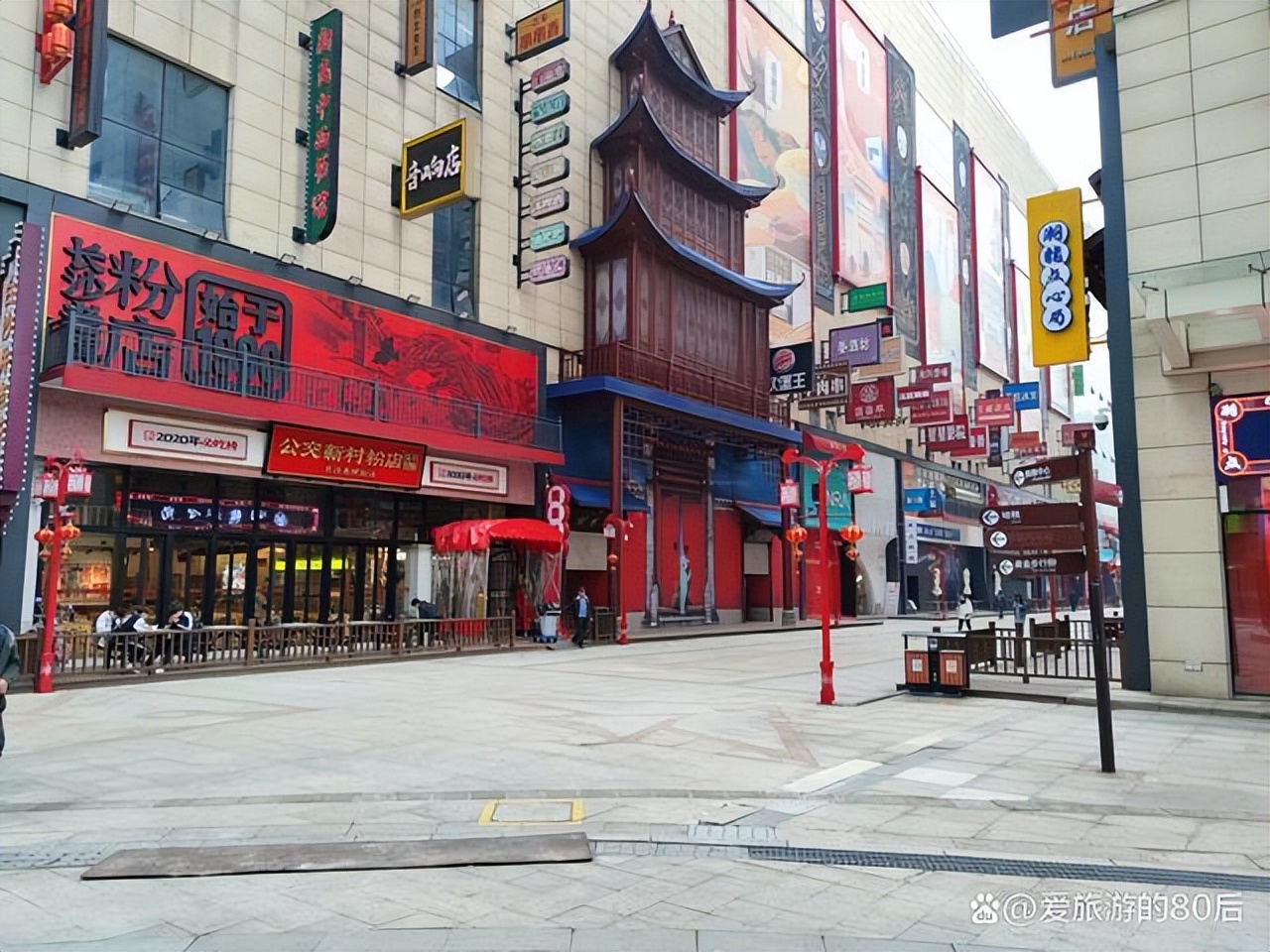 The Changsha Food Street at the entrance of the subway station is full ...