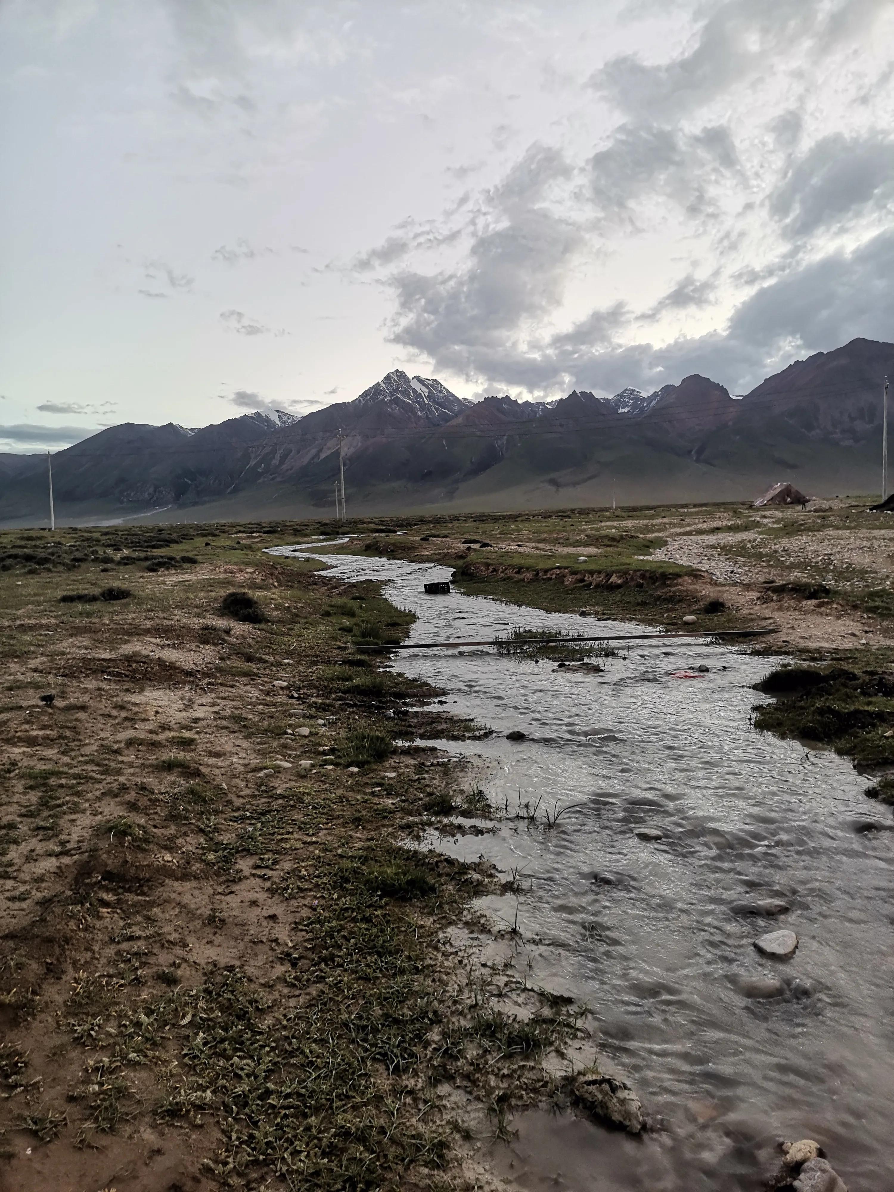 The northern Tibetan grassland in August, the nameless lake, the deep ...