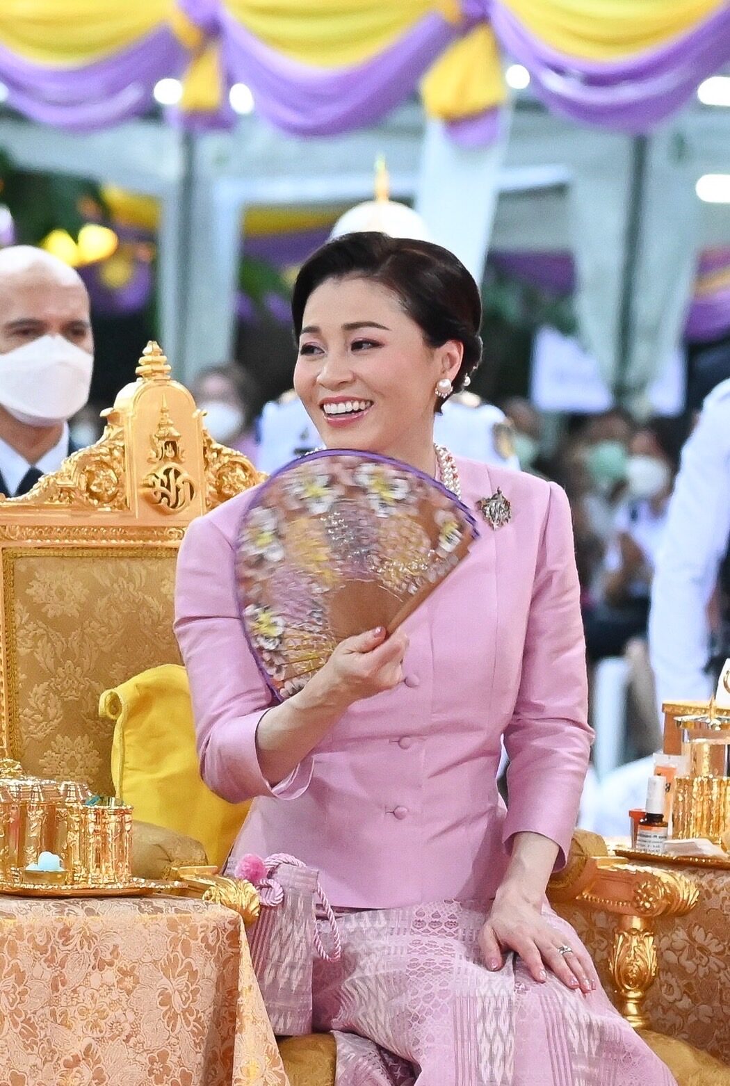 Queen Suthida can actually control the tender pink suit, which is super ...